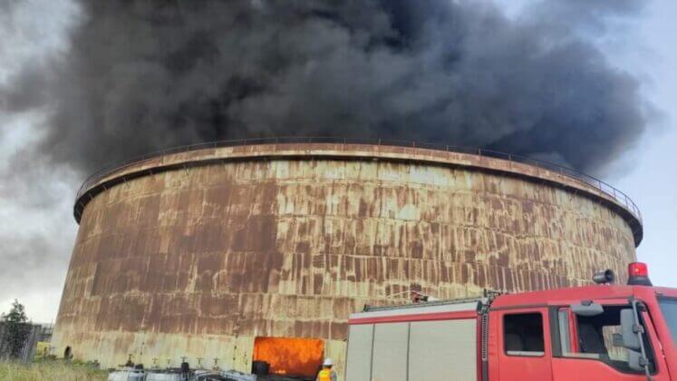 Chamas consomem terminal da PETROMOC na Matola - MMO