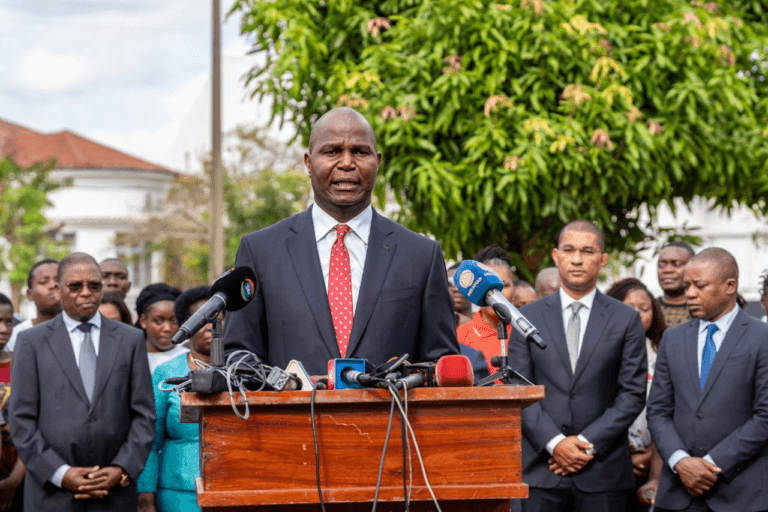 Daniel Chapo toma posse como novo Presidente da República de Moçambique ...