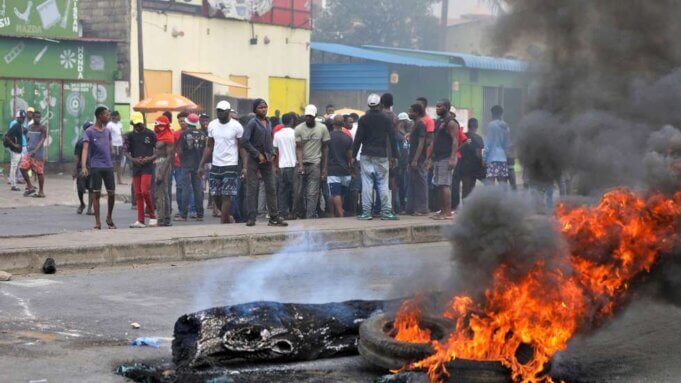 Manifestações pós-eleitorais em Moçambique resultam em 303 mortos e 619 ...